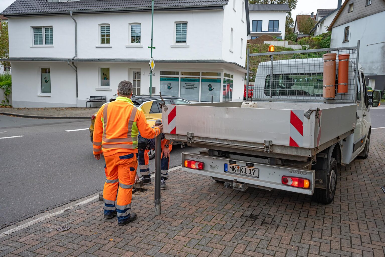 Respekt vor Pollern hält sich in Grenzen: Frisch aufgestellt, schon ...
