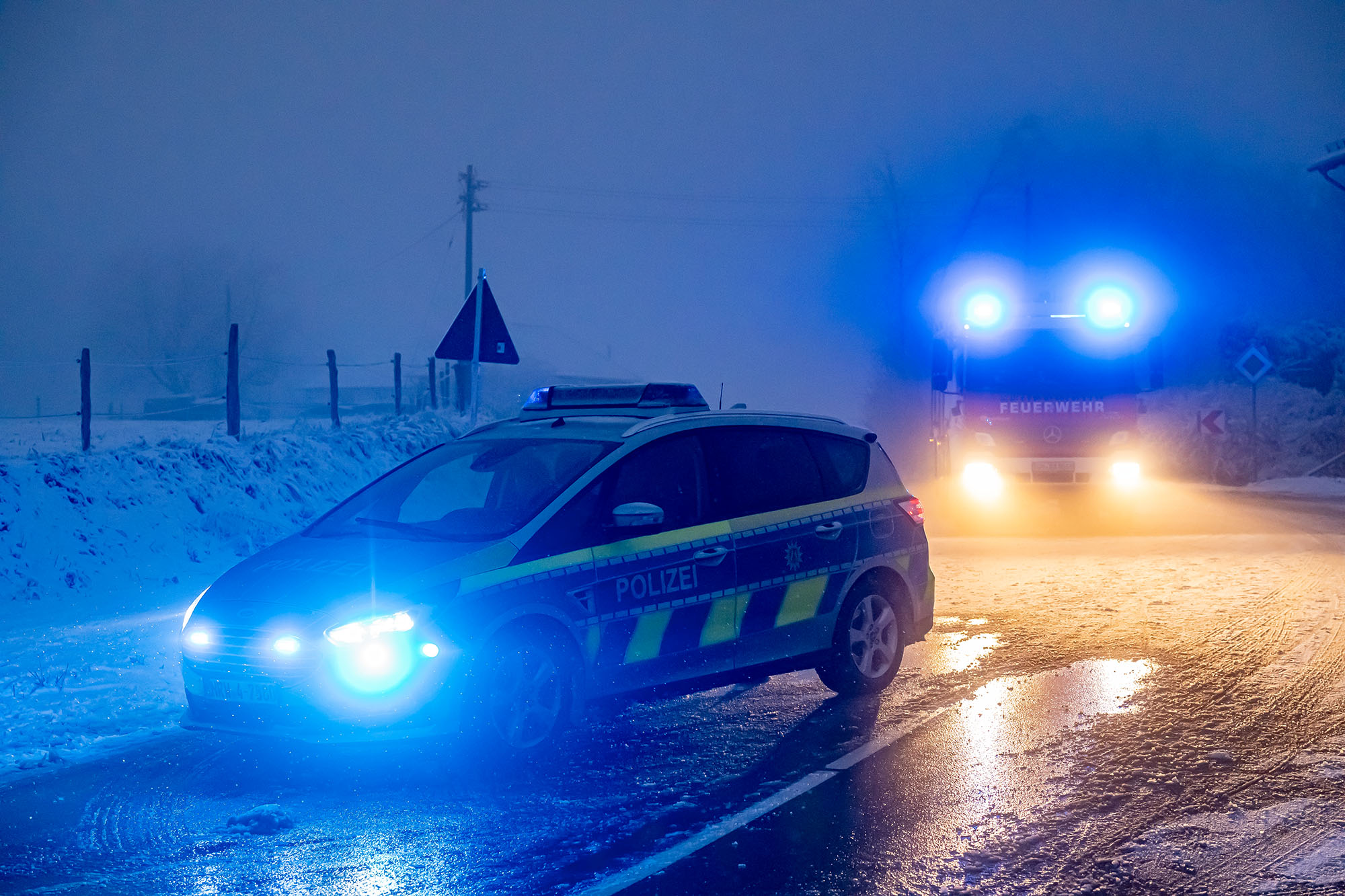 Wieder schwerer Unfall auf B229 nahe Kreisgrenze: Drei Personen ...