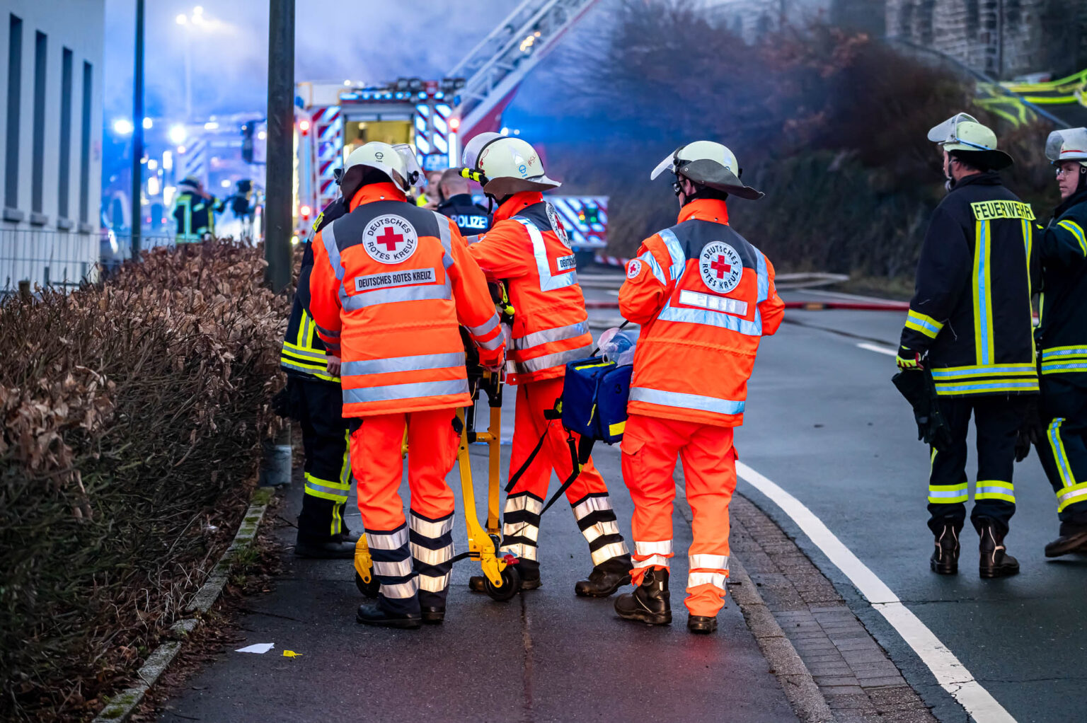 Mann stirbt bei Hausbrand, mutige Ersthelfer teils schwer verletzt - Mein Kierspe