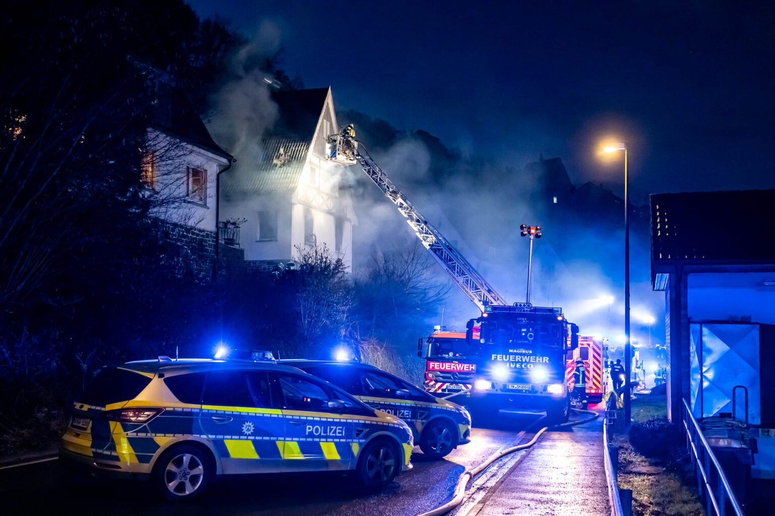 Mann stirbt bei Hausbrand, mutige Ersthelfer teils schwer verletzt - Mein Kierspe