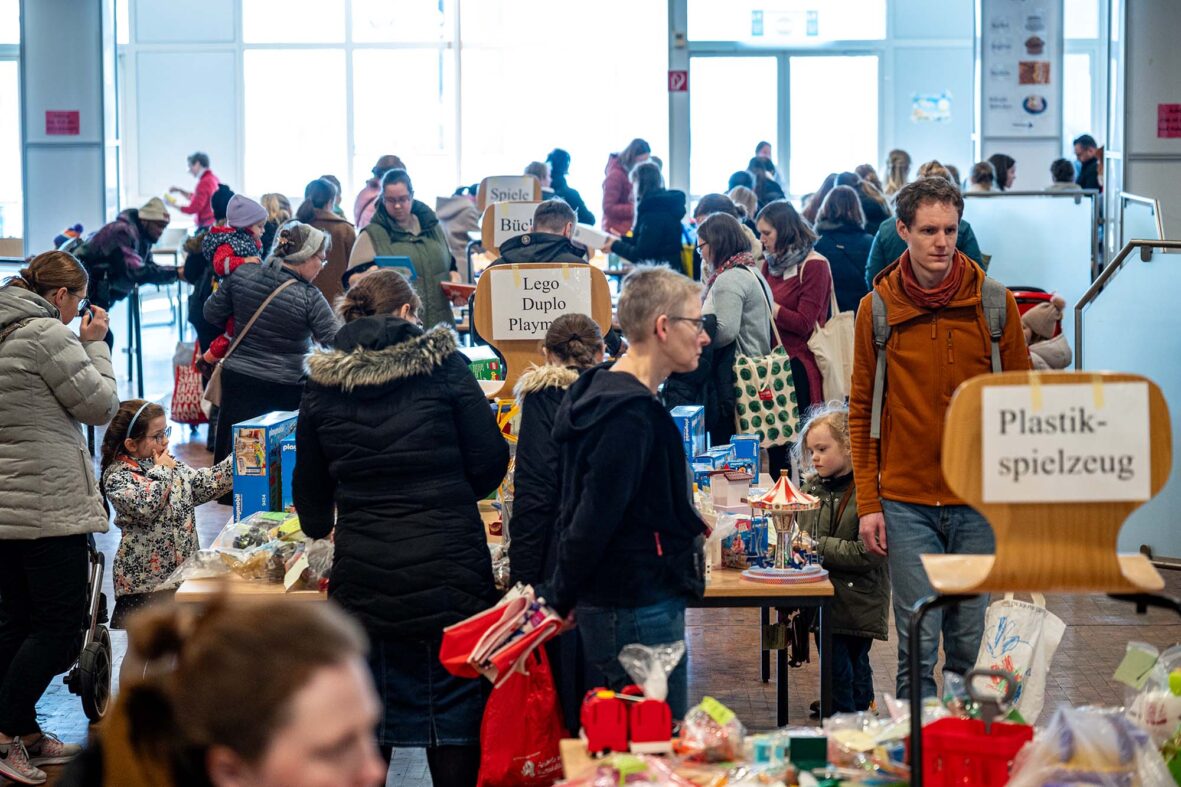 Kinderkleider-Basar besonders zum Einlass gut besucht - Mein Kierspe