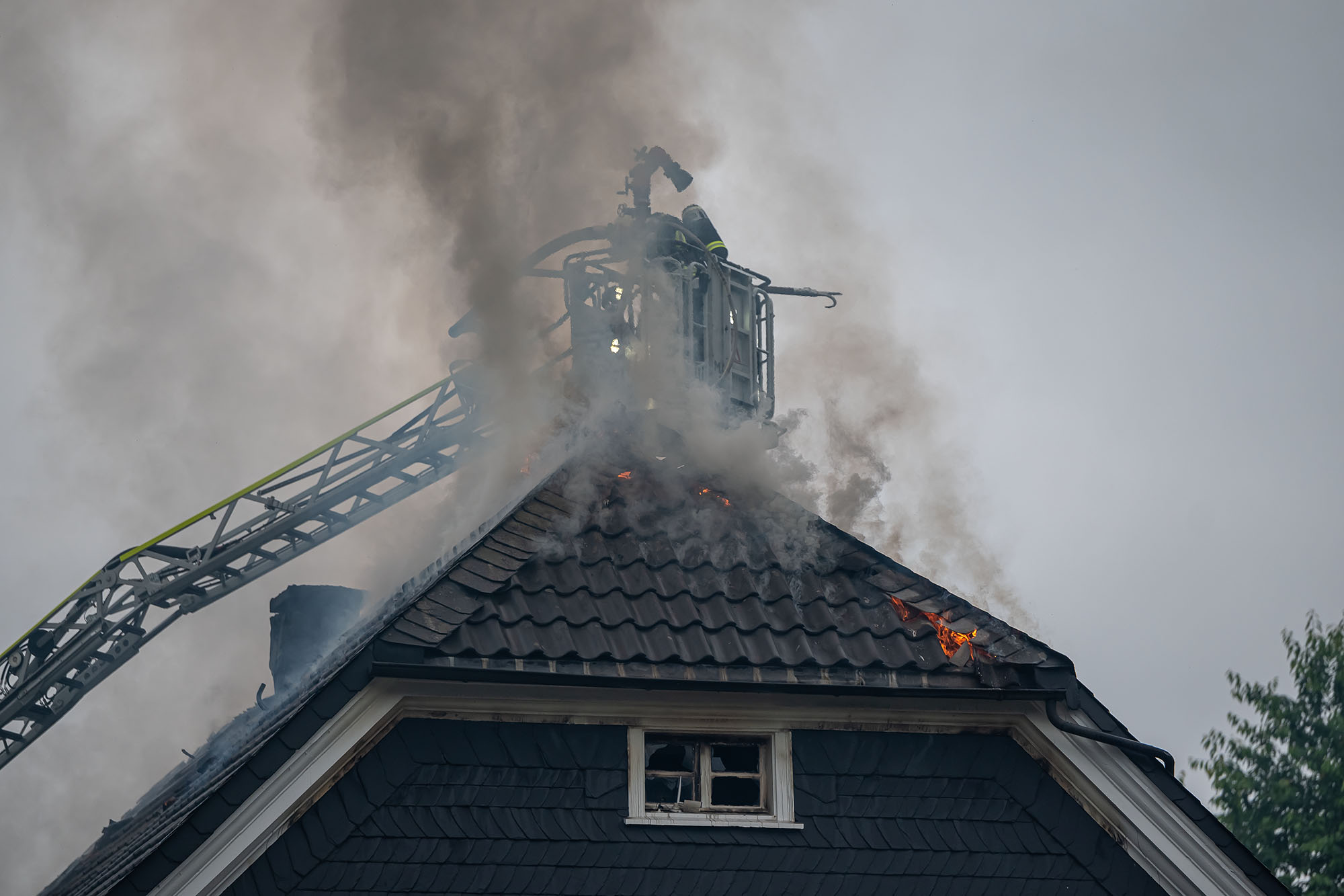 Vier Feuerwehrleute bei Brand in Gummersbach verletzt - Mein Kierspe