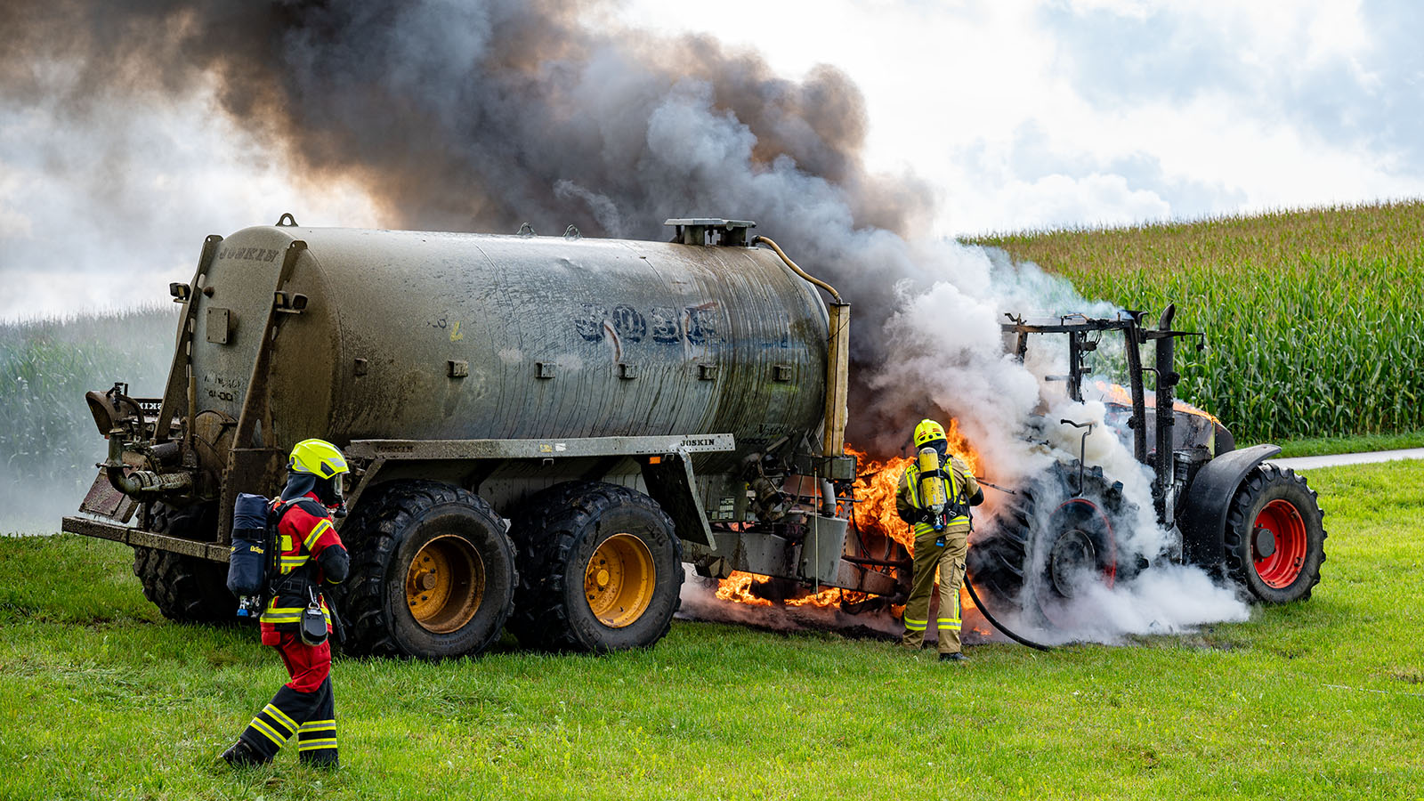 Trecker brennt in voller Ausdehnung - Unterstützung kommt aus Klaswipper - Mein Kierspe